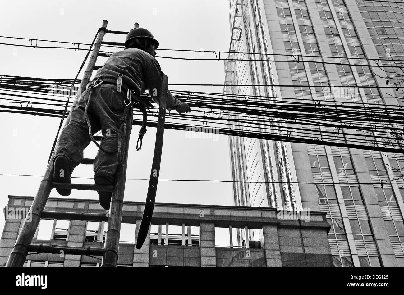 Fixing electricity wires Black and White Stock Photos & Images - Alamy