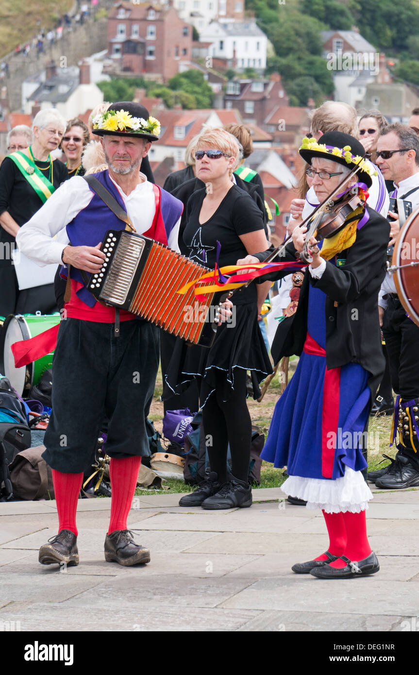 Old man playing fiddle hi-res stock photography and images - Alamy