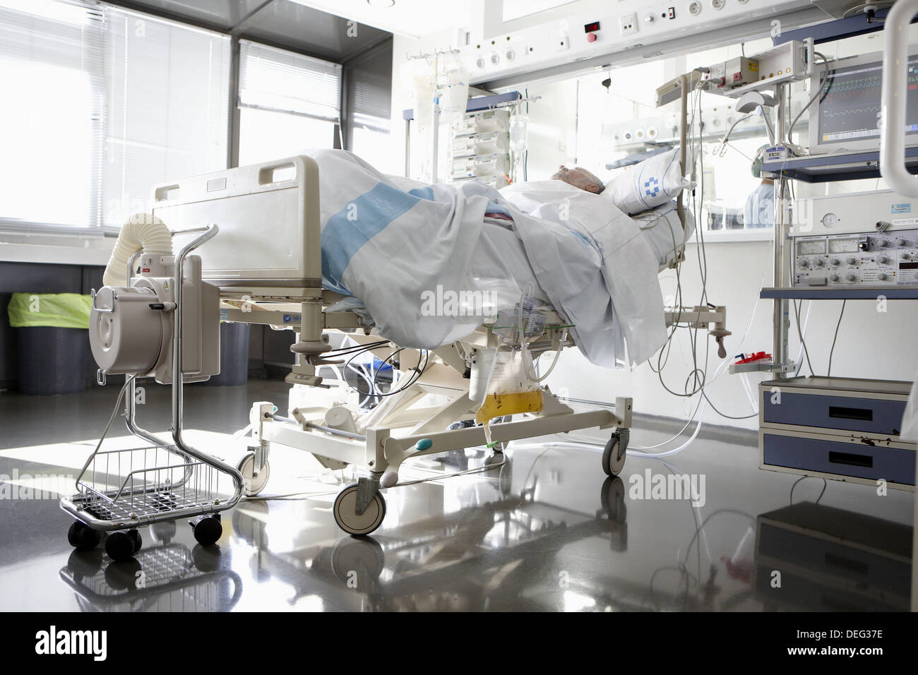 Resuscitation unit hi-res stock photography and images - Alamy