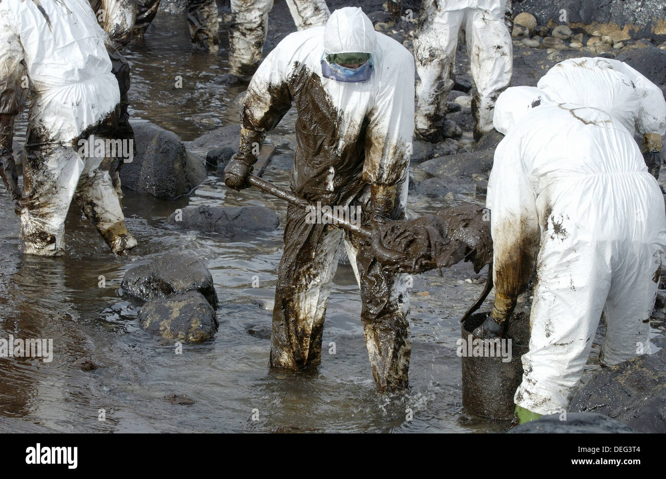 Cleaning up an oil spill hi-res stock photography and images - Alamy