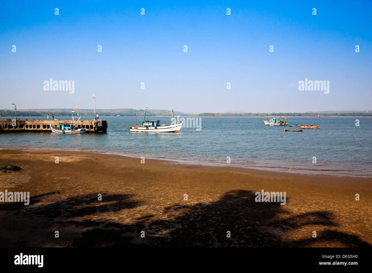 Chapora harbour people goa india hi-res stock photography and images ...