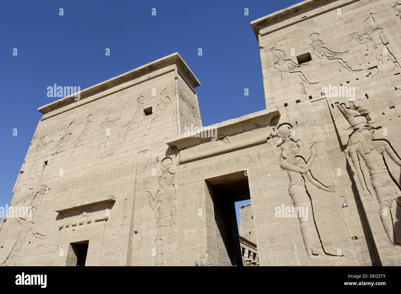 Egyptian art temple complex relief hi-res stock photography and images ...