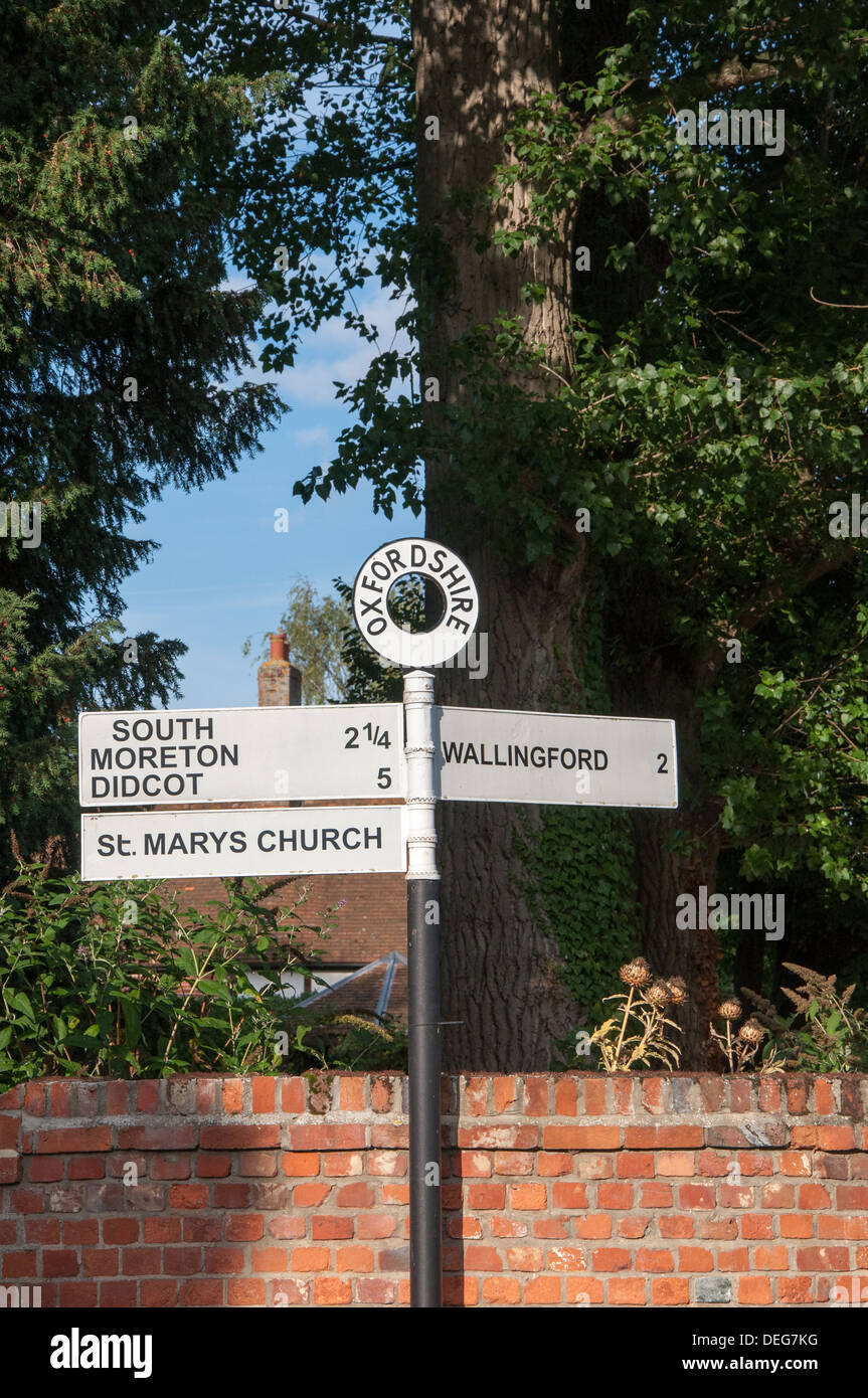 Sign post directions hi-res stock photography and images - Alamy