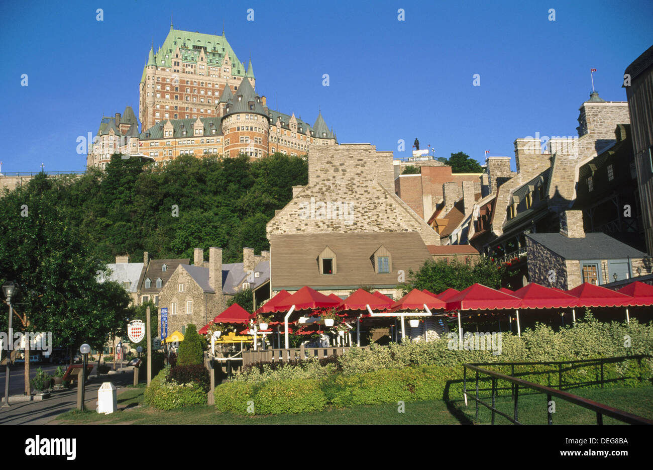 Restaurant below castle hi-res stock photography and images - Alamy