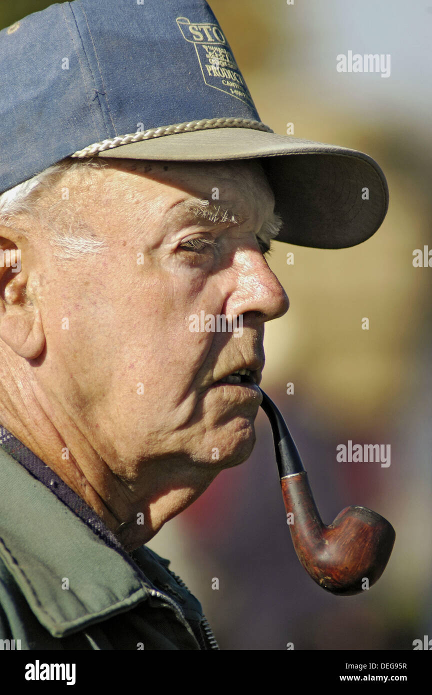 Man smoking pipe profile hi-res stock photography and images - Alamy