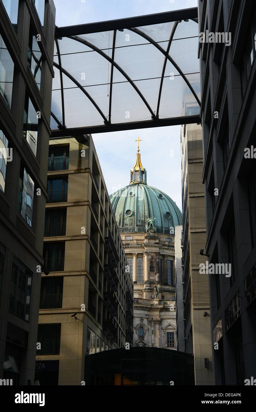The dome of Berlin can be seen through a 'Dom Aquaree' in Berlin ...