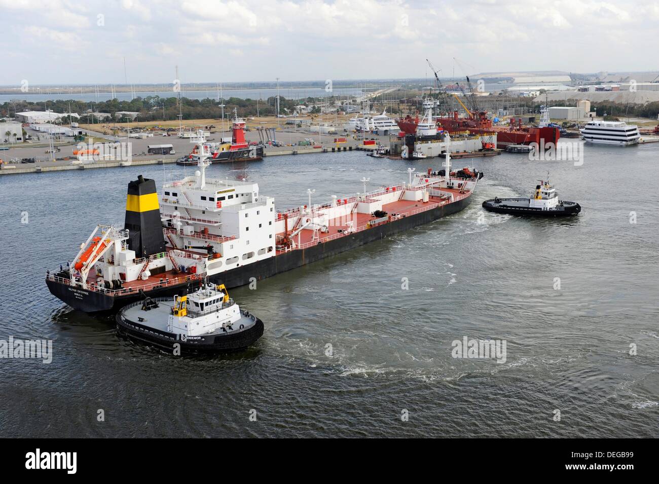 Tugboat moving barge in Tampa Bay Florida waterway harbor channel Stock ...