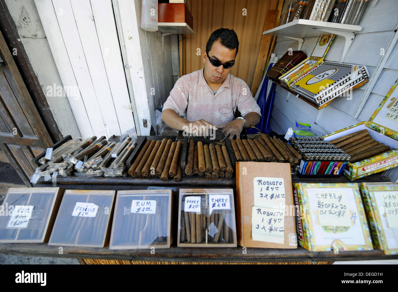Hand made cigar hi-res stock photography and images - Alamy