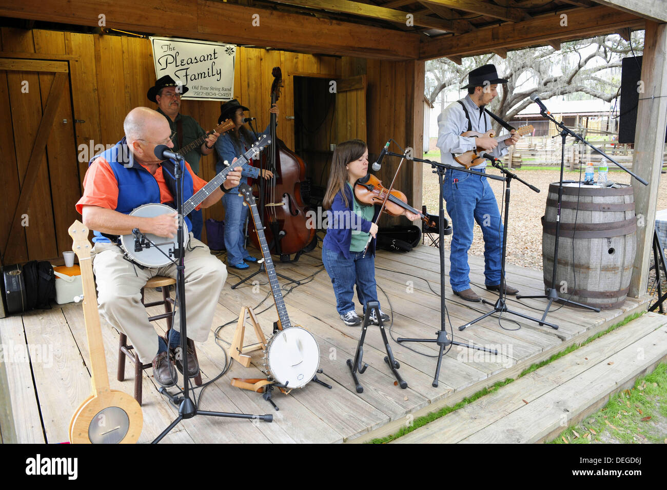 Country band hi-res stock photography and images - Alamy