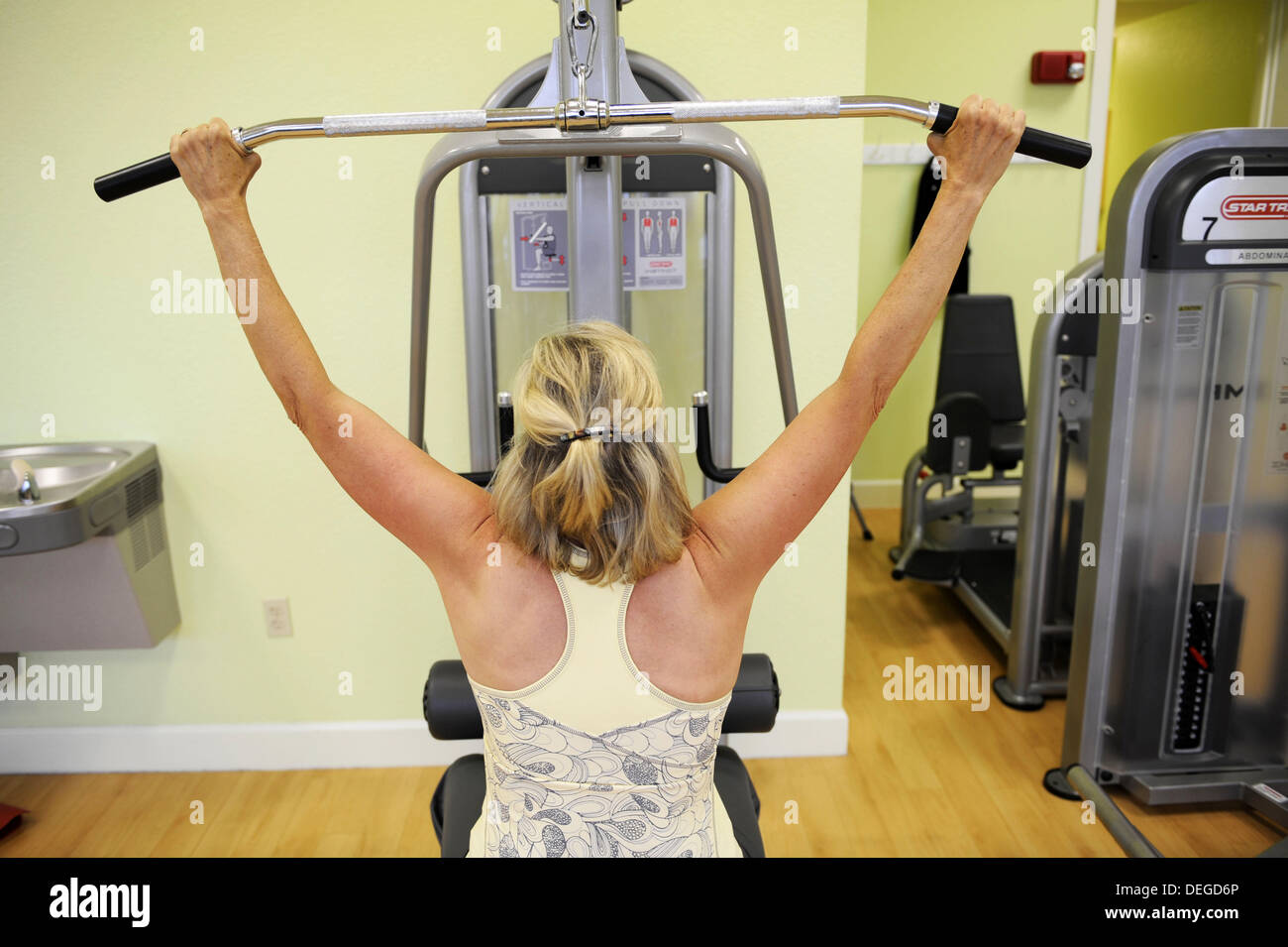 Lat pull down machine hi-res stock photography and images - Alamy