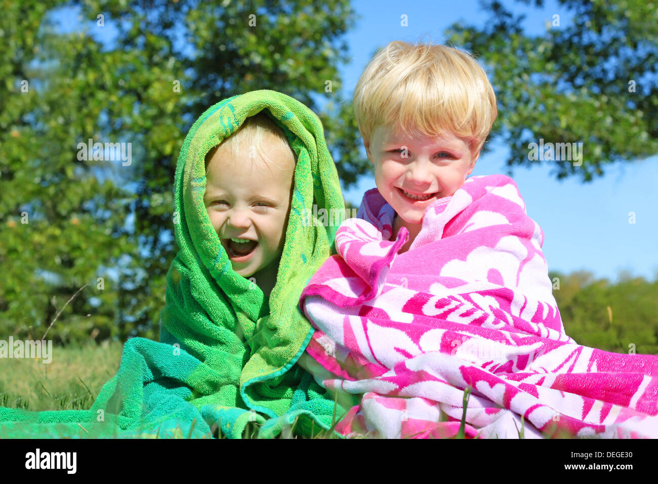 Two little kids hugging hi-res stock photography and images - Alamy