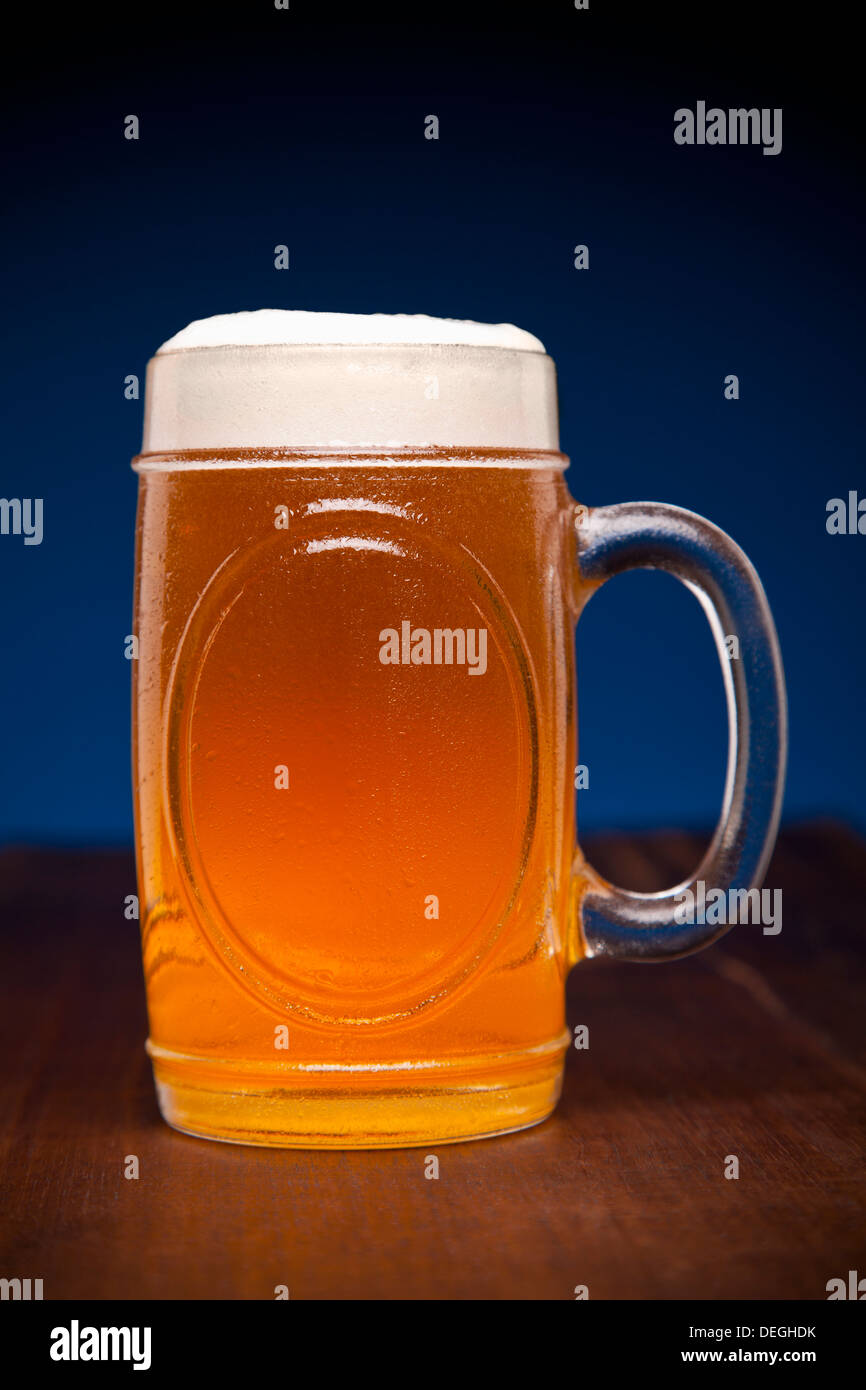 Empty beer glass table hi-res stock photography and images - Alamy