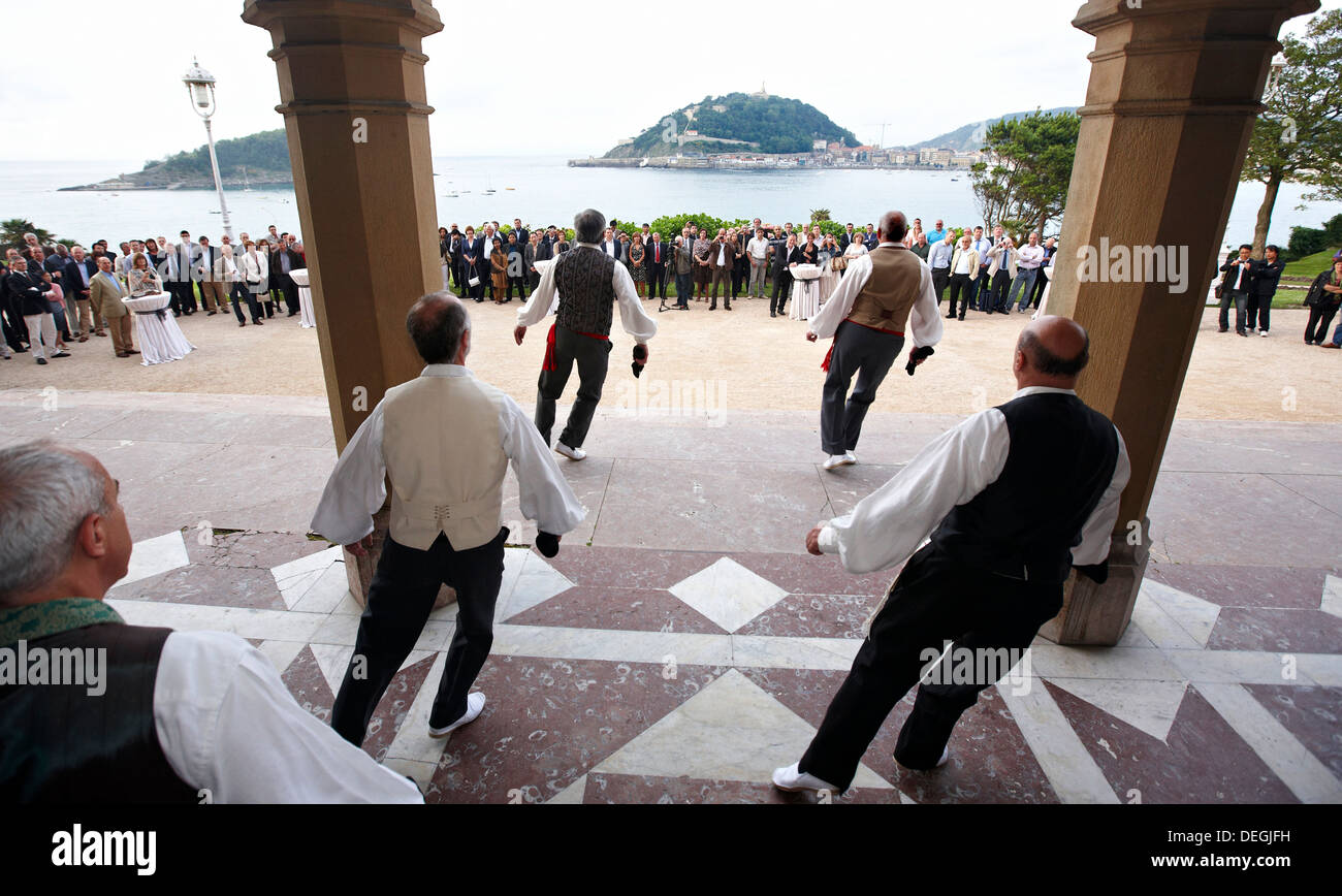 Basque dancing dance country hi-res stock photography and images - Alamy