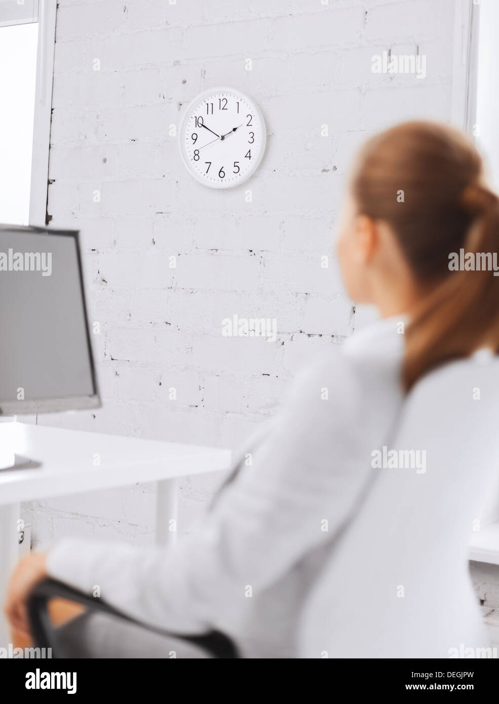 Looking bored in office clock hi-res stock photography and images - Alamy