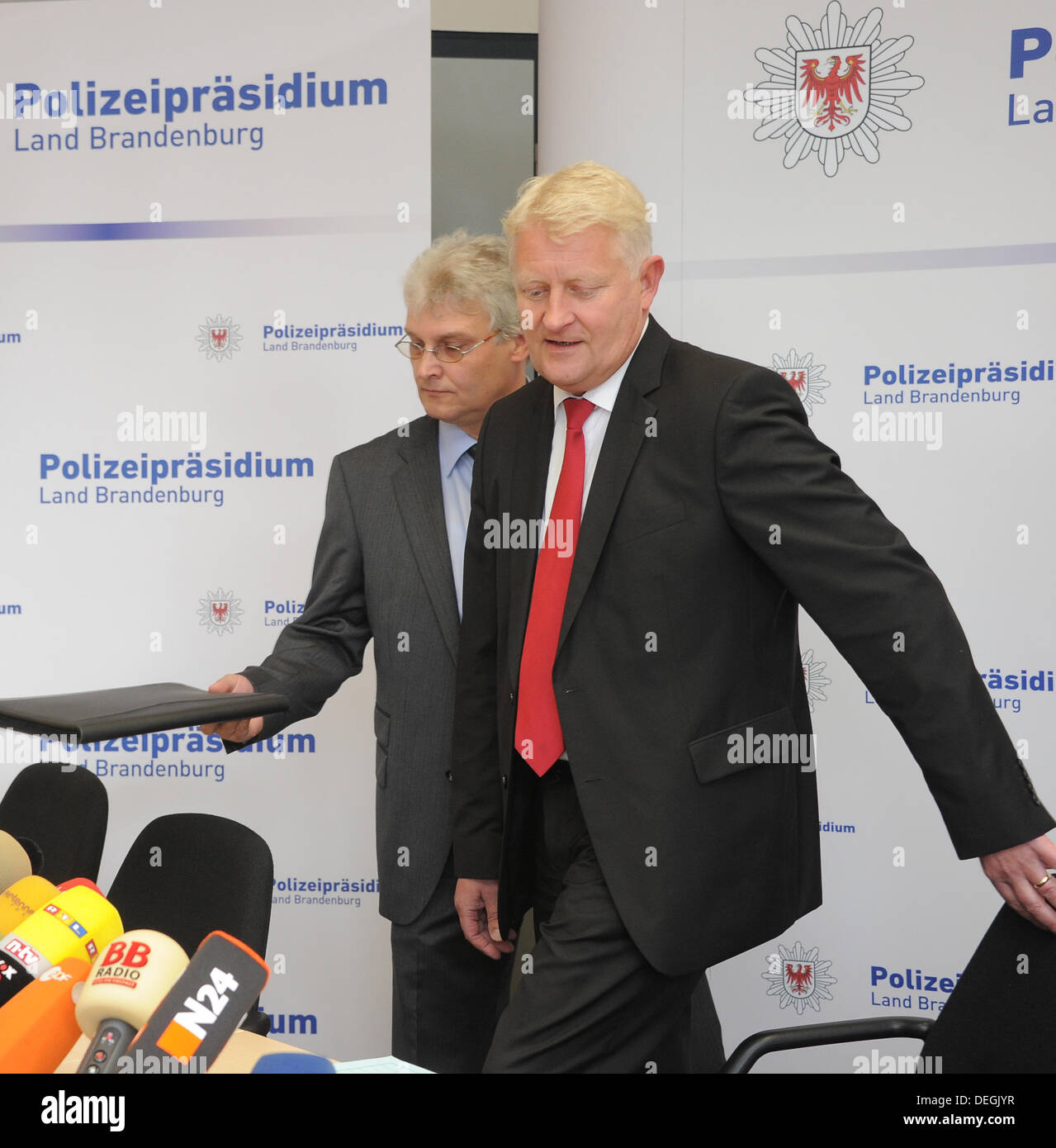 Head of the special commission 'Imker', Siegbert Klapsch (L) and Police ...