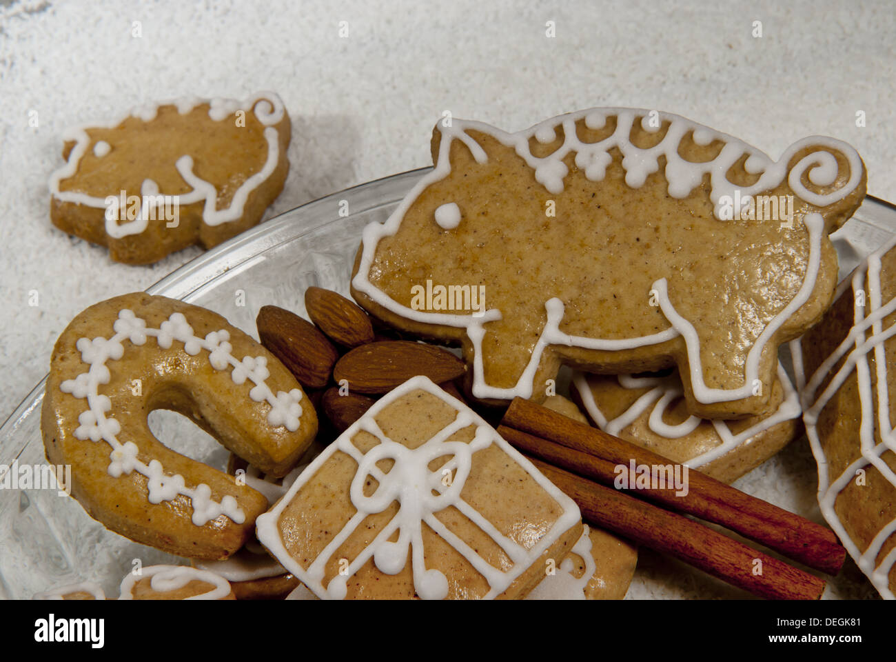 Gingerbread pig hi-res stock photography and images - Alamy