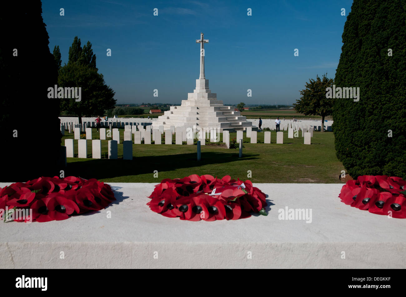 Tyne cot cemetery belgium poppies hi-res stock photography and images ...