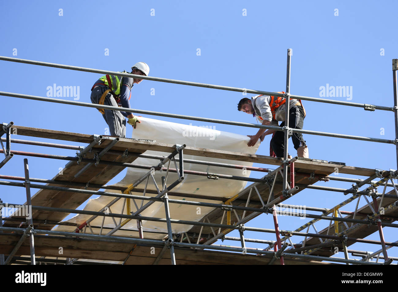 BUILDERS HIGH UP WORKING ON SCAFFOLD Stock Photo - Alamy