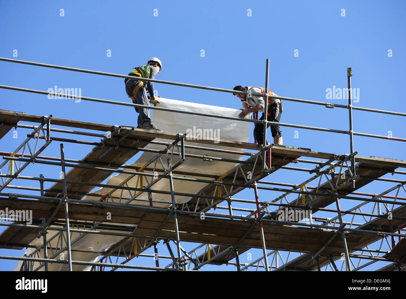 BUILDERS HIGH UP WORKING ON SCAFFOLD Stock Photo - Alamy