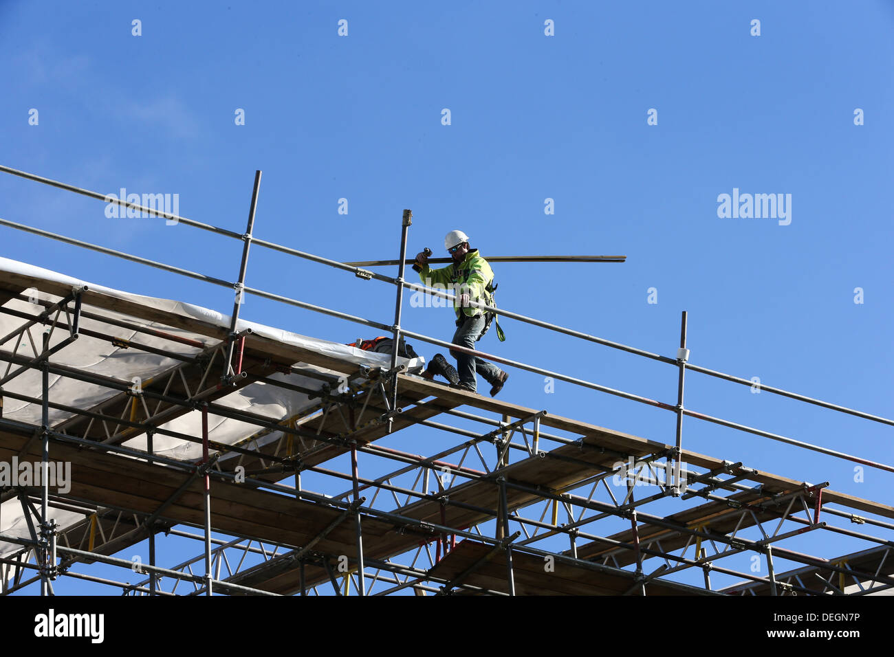 BUILDERS HIGH UP WORKING ON SCAFFOLD Stock Photo - Alamy