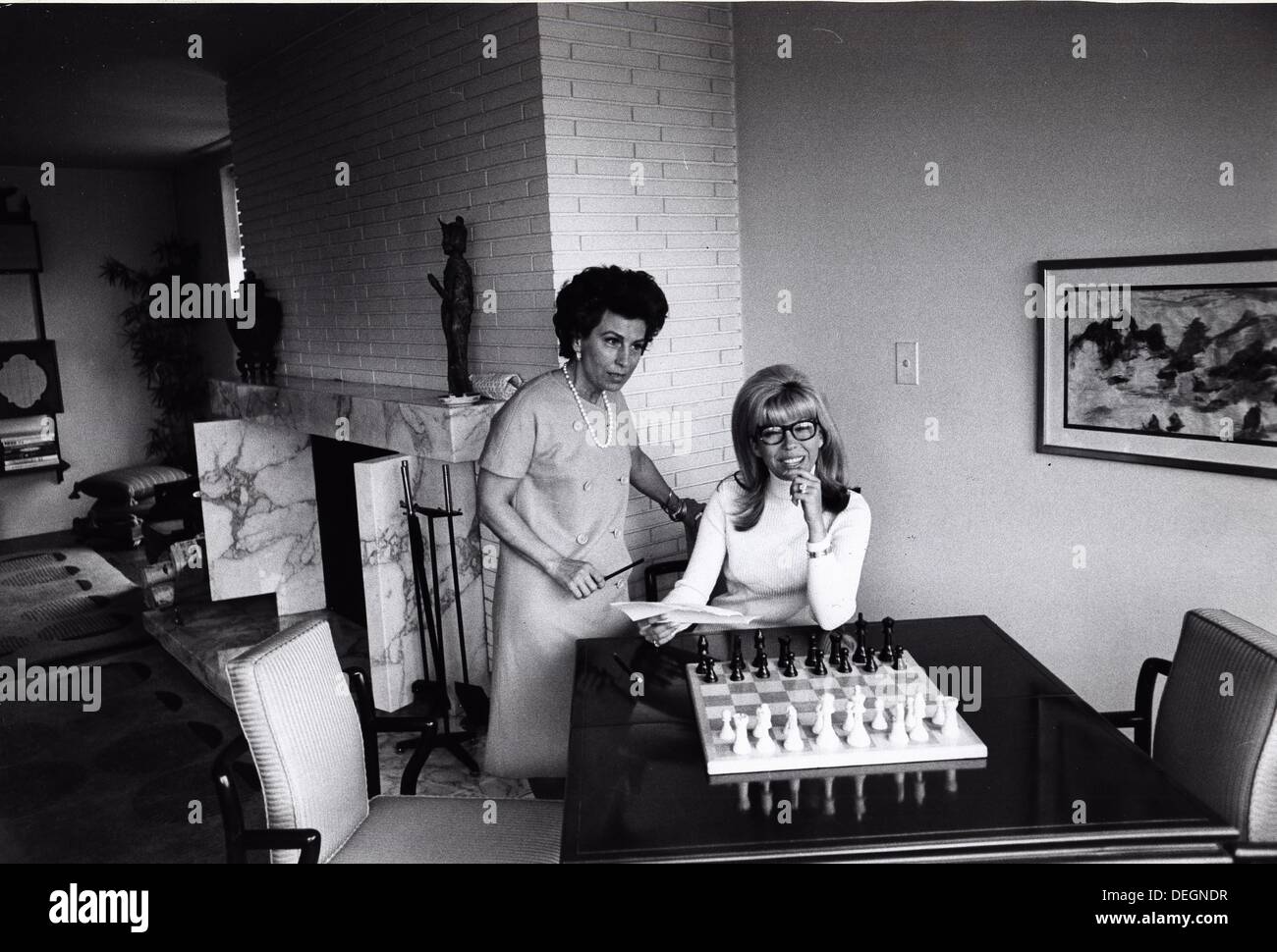 Nancy sinatra 22577 credit image ron joy globe hi-res stock photography and images - Alamy