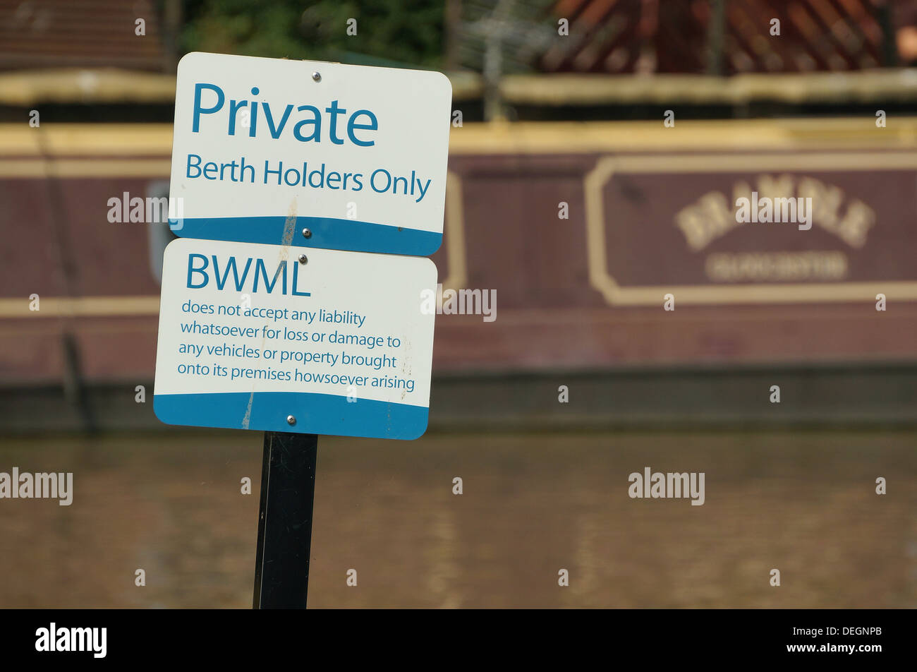 Private dock boat owners only sign hi-res stock photography and images ...