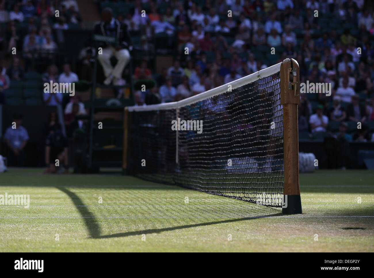 Net and shadow on Centre Court at Wimbledon Championships Stock Photo ...