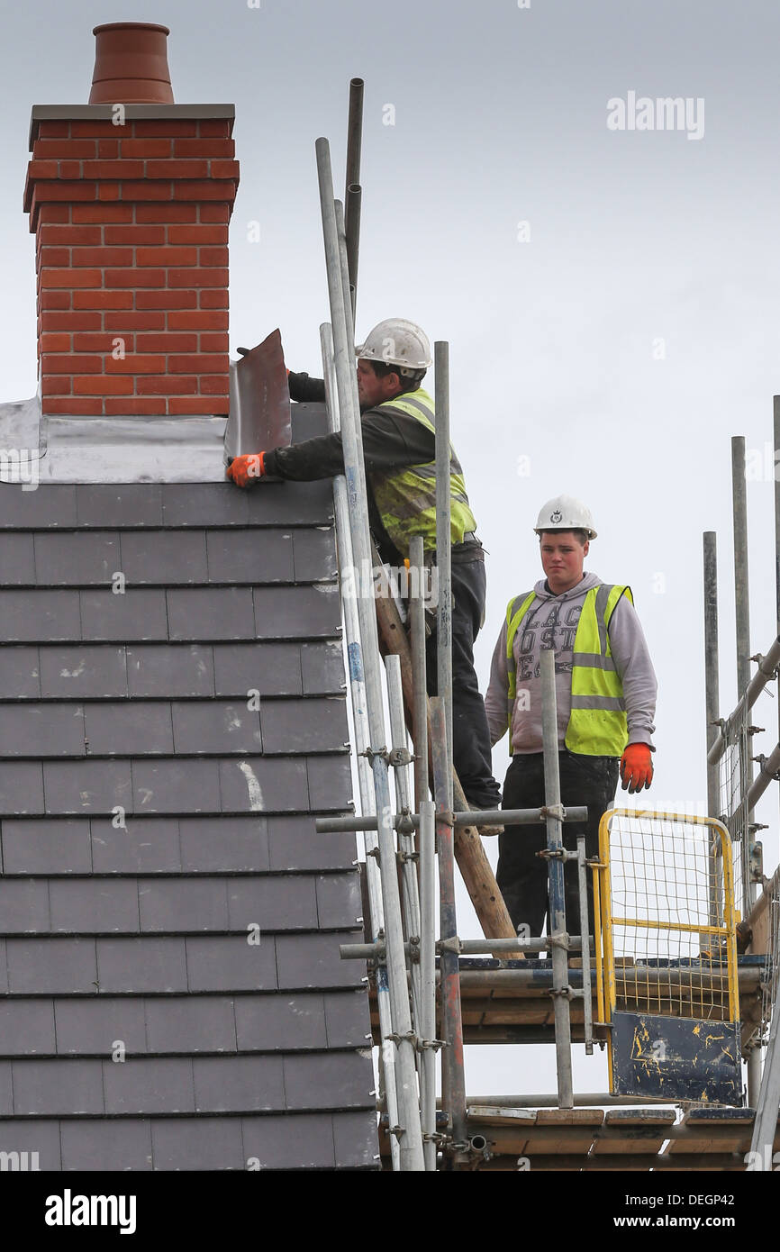 BUILDERS WORKING ON NEW HOMES IN CAMBRIDGE Stock Photo - Alamy