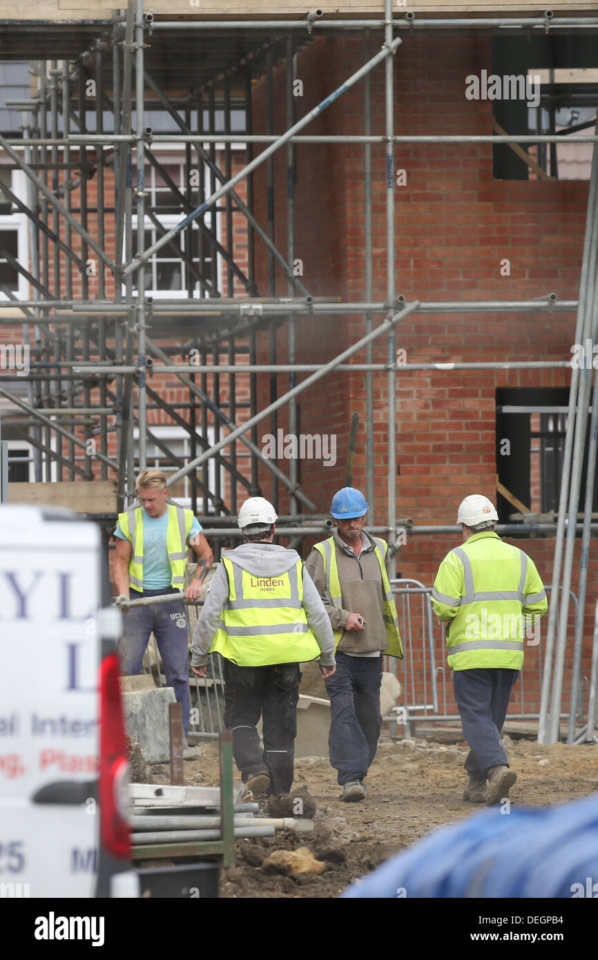 BUILDERS WORKING ON NEW HOMES IN CAMBRIDGE Stock Photo - Alamy