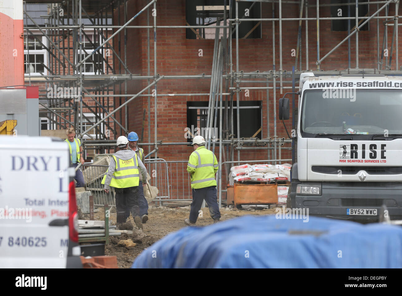 BUILDERS WORKING ON NEW HOMES IN CAMBRIDGE Stock Photo - Alamy