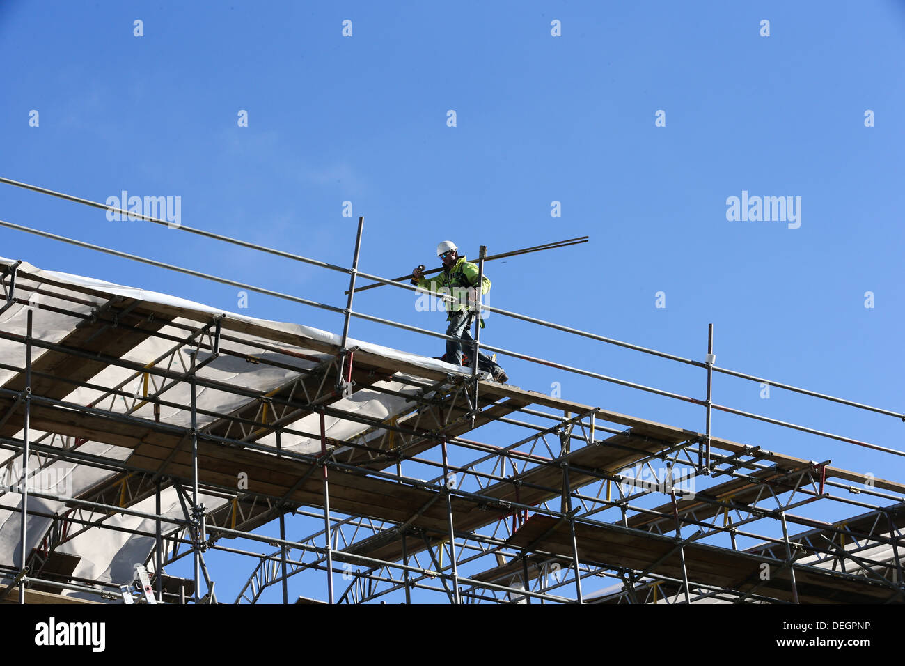 BUILDERS HIGH UP WORKING ON SCAFFOLD Stock Photo - Alamy