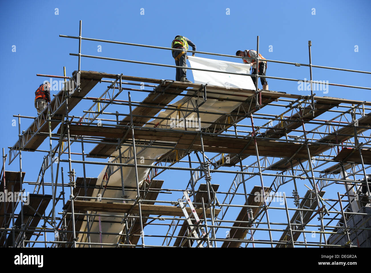 BUILDERS HIGH UP WORKING ON SCAFFOLD Stock Photo - Alamy