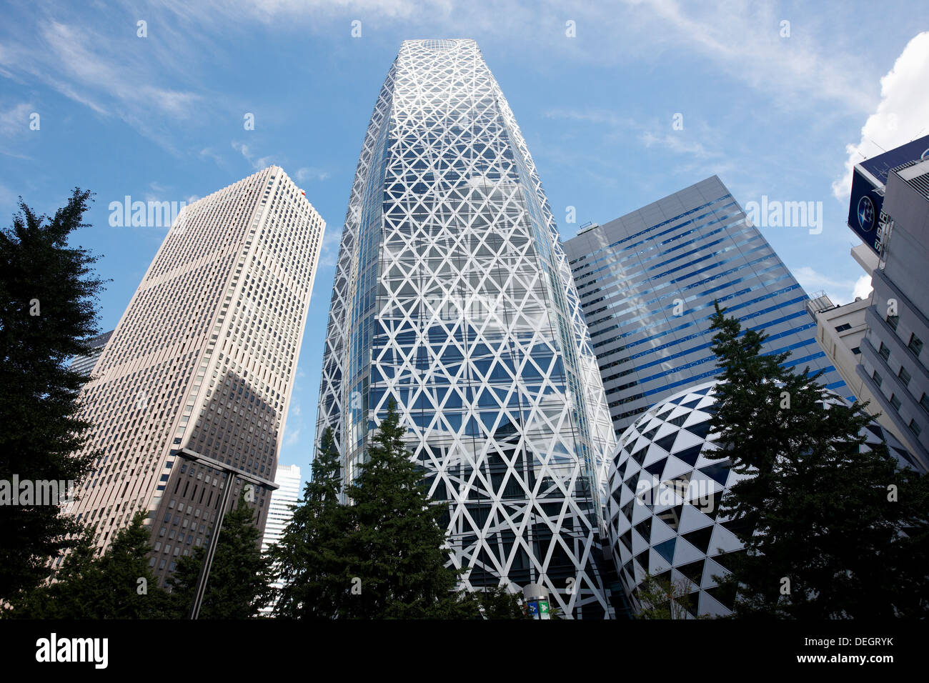 Cocoon Tower, Shinjuku district, Tokyo, Japan Stock Photo - Alamy
