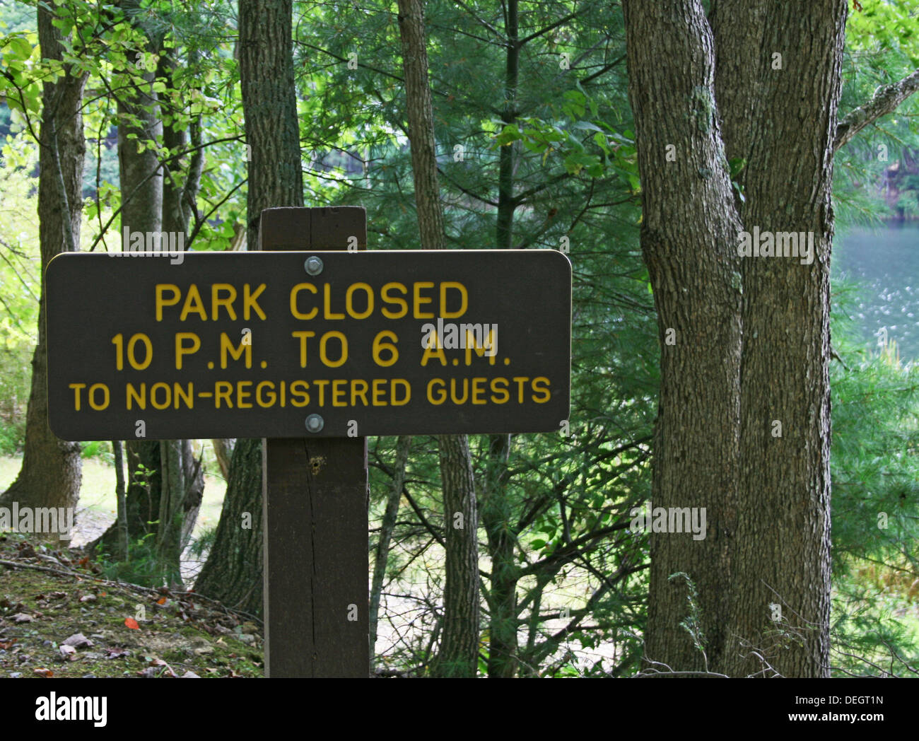 Wooden sign saying Park Closed located in woods Stock Photo - Alamy