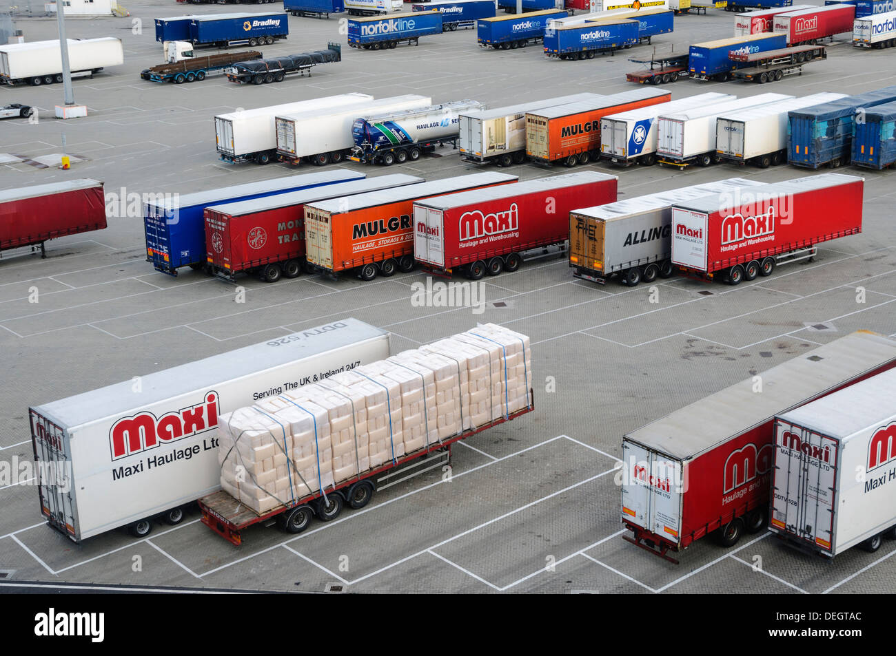 Hgv trailers loading hi-res stock photography and images - Alamy