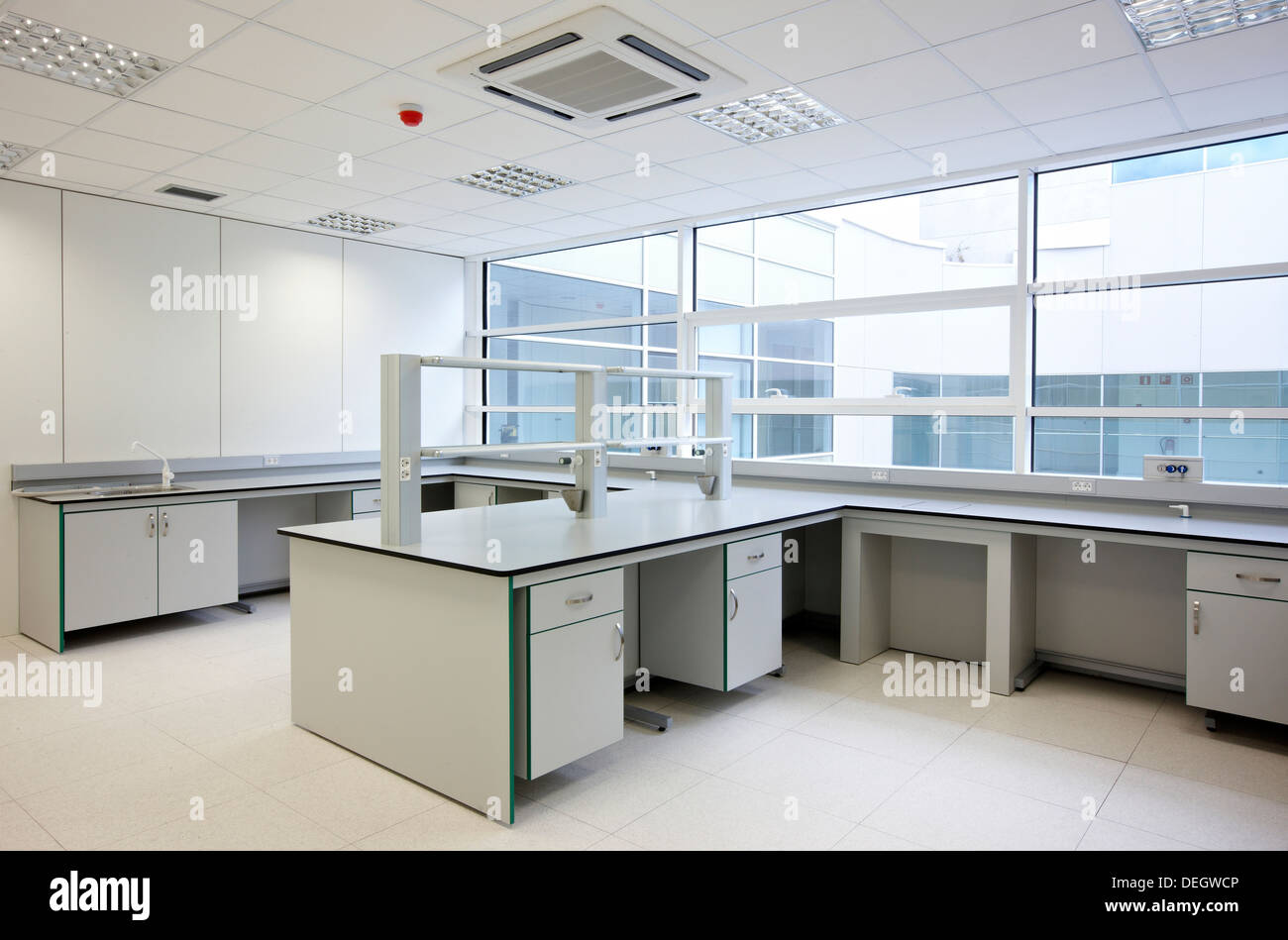 Chemistry laboratory table hi-res stock photography and images - Alamy