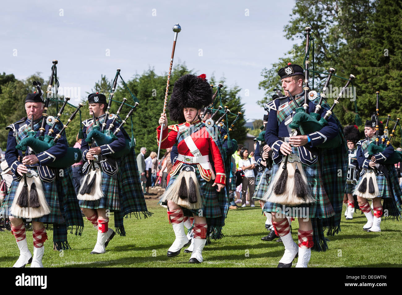 Traditional scottish pipers hi-res stock photography and images - Alamy