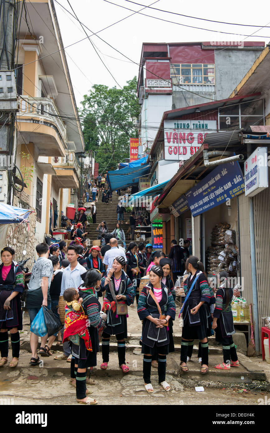 Black Hmong`s sun day market in Sa Pa downtown, Vietnam Stock Photo - Alamy