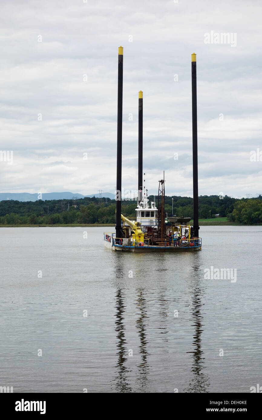 drill piling boat Stock Photo - Alamy
