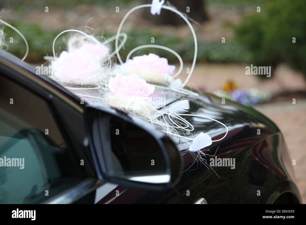 Wedding car decorated with pink flowers and ribbons Stock Photo - Alamy