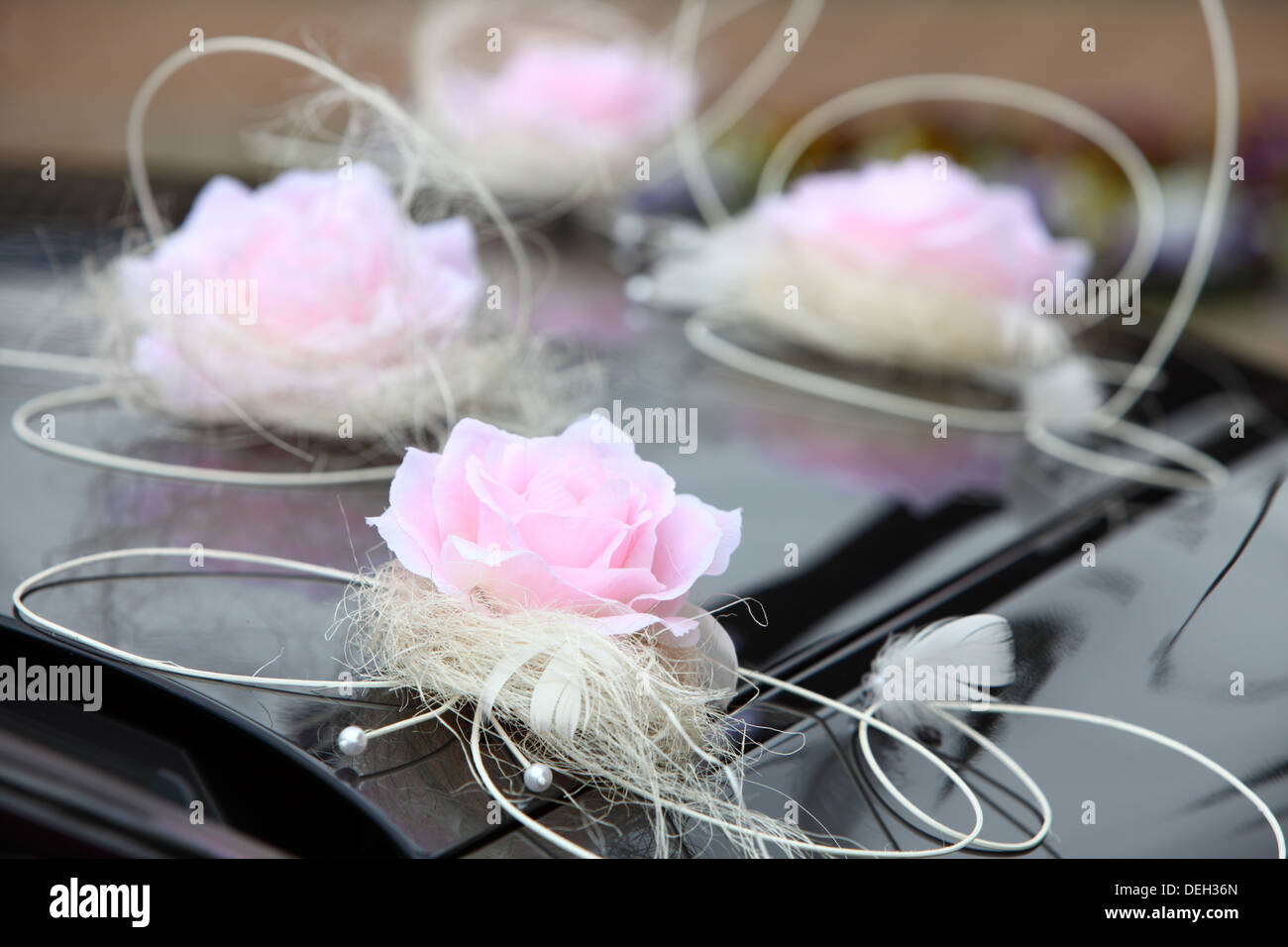 Wedding car decorated with pink flowers and ribbons Stock Photo - Alamy