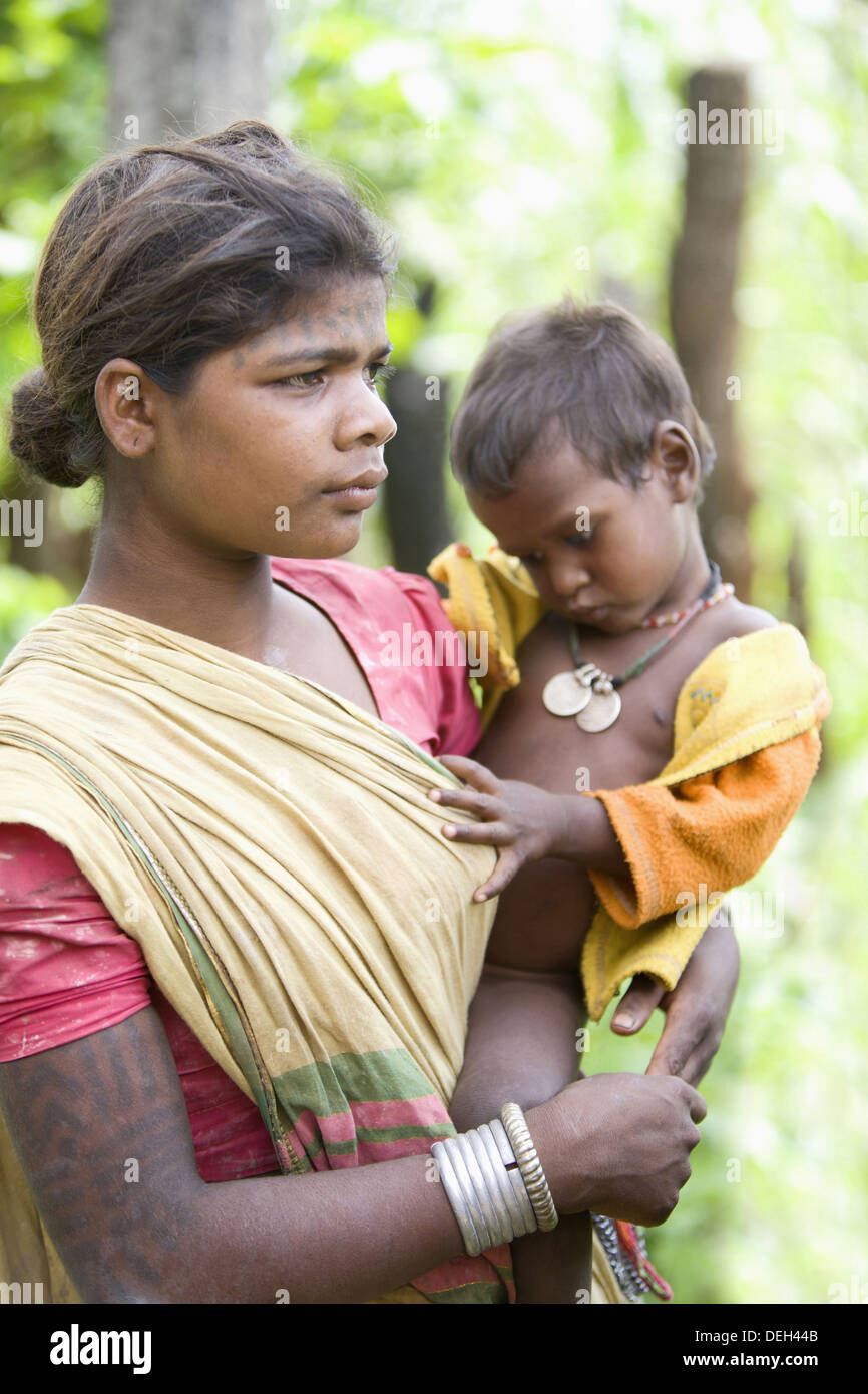 Mother and child, Baiga Tribe, Madhya Pradesh, Chada near Mandala ...
