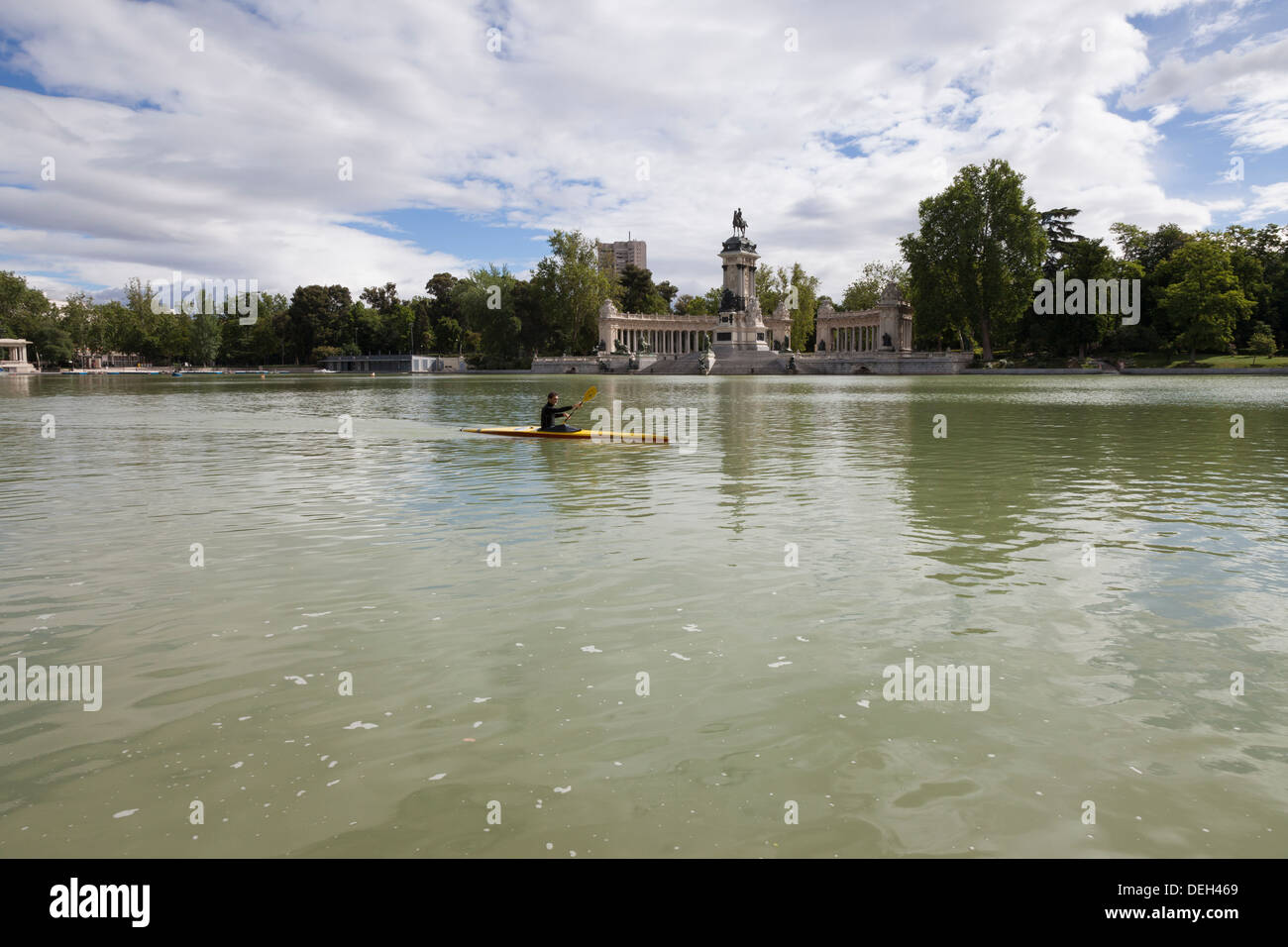 Parque del buen retiro park estanque hi-res stock photography and ...
