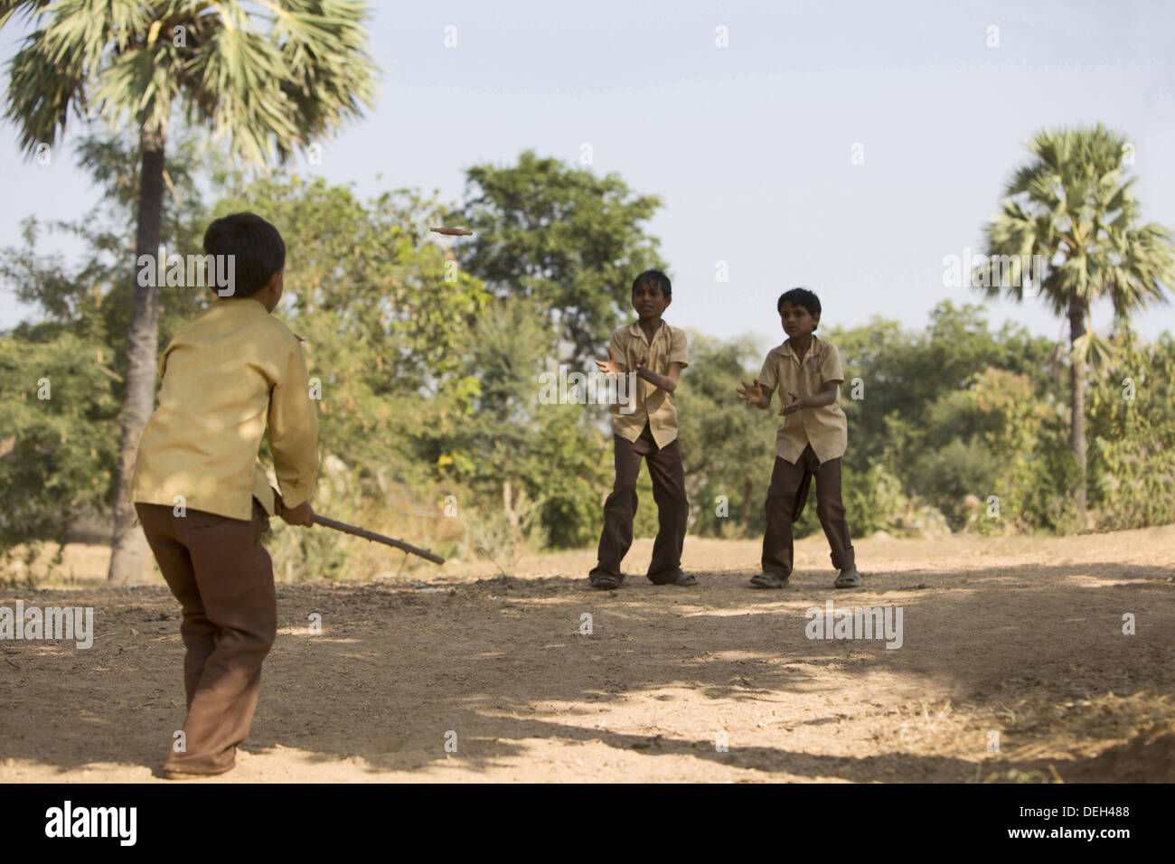India boys play hi-res stock photography and images - Alamy