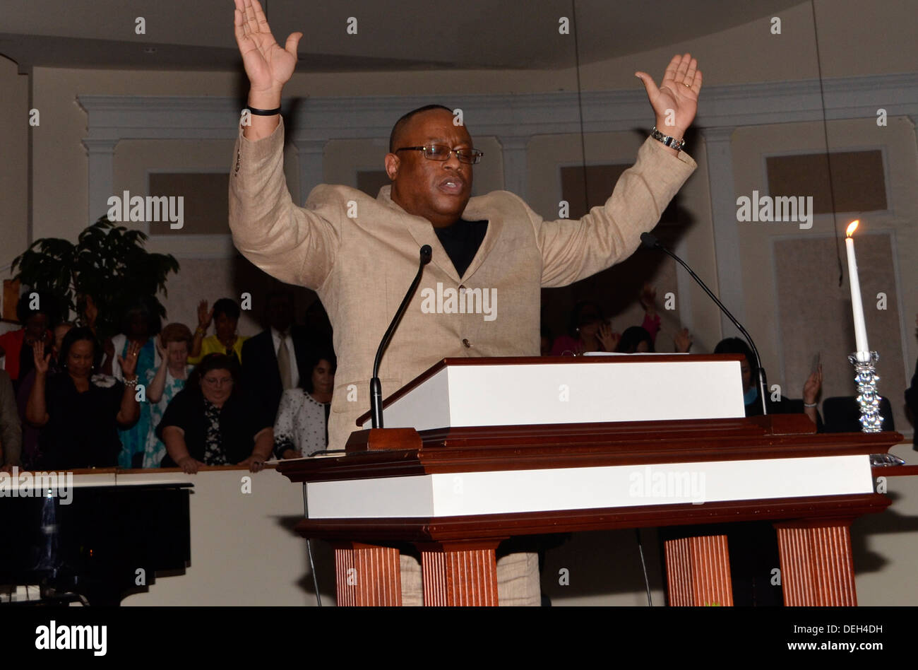 Praise worship church african hi-res stock photography and images - Alamy