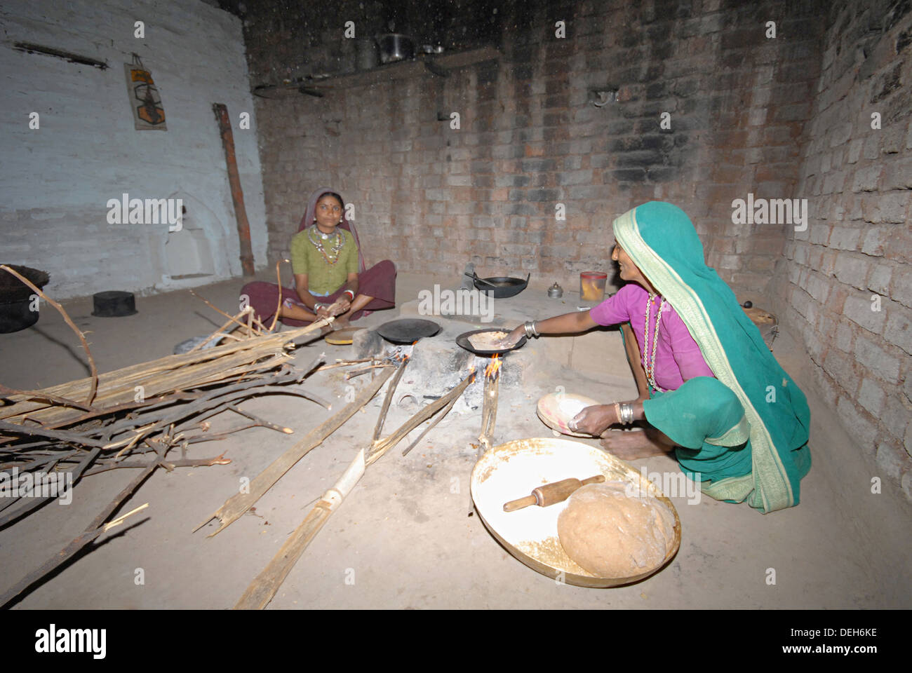 Indian Women Cooking Food Stock Photos & Indian Women Cooking Food ...