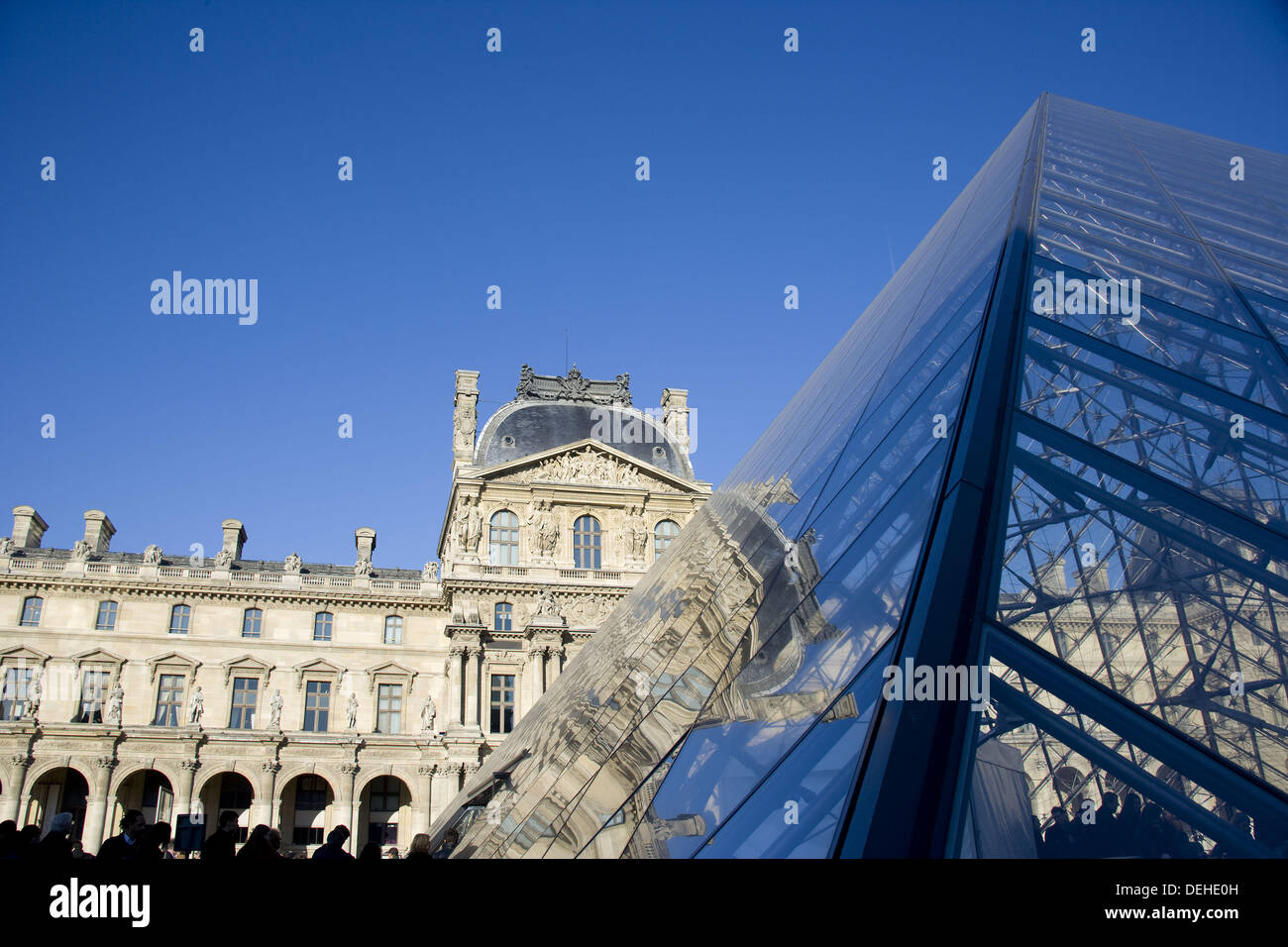 Drawing the louvre building hi-res stock photography and images - Alamy