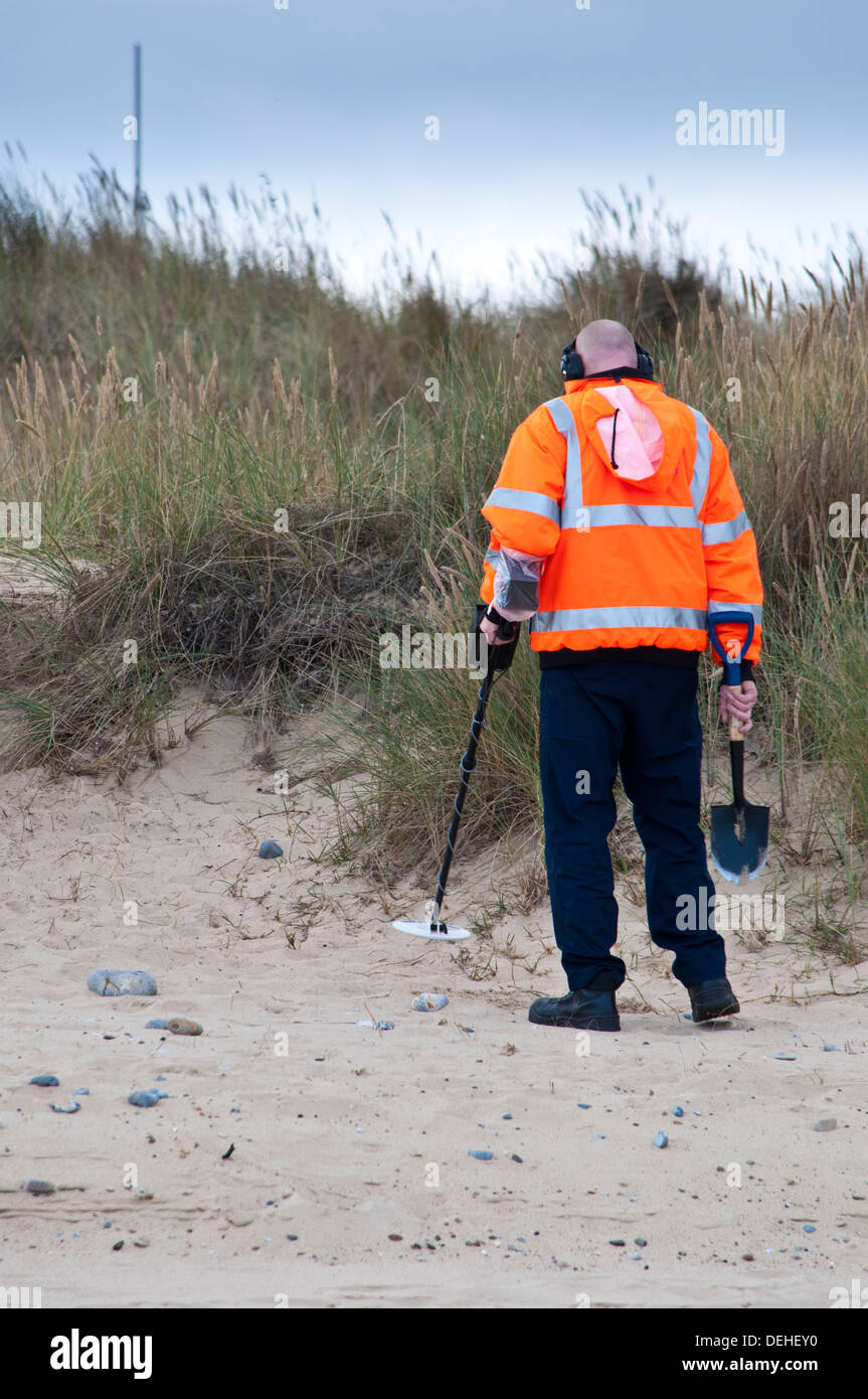 Man on beach with metal detector Stock Photo - Alamy