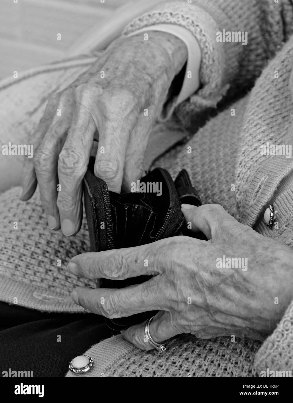 Old ladys hands hi-res stock photography and images - Alamy