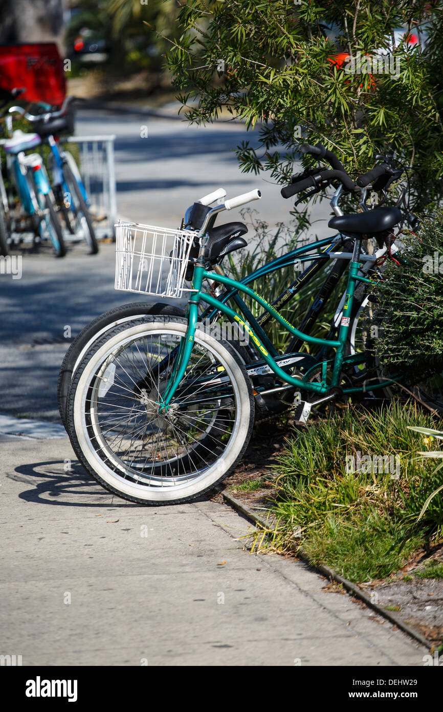 Vintage girls on bikes hi-res stock photography and images - Alamy